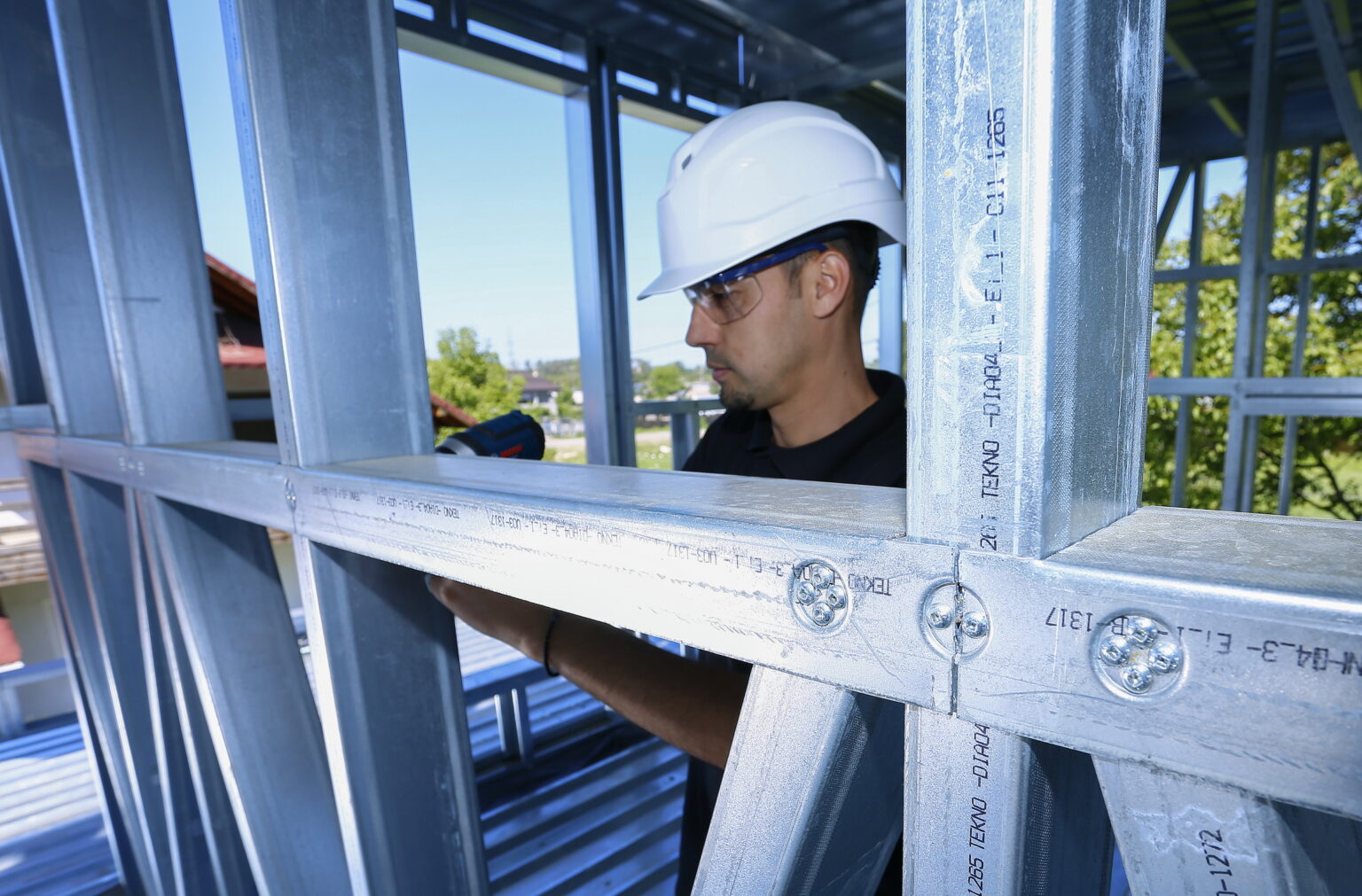 Prefabricated metal structure elements Metal structure and completed ...